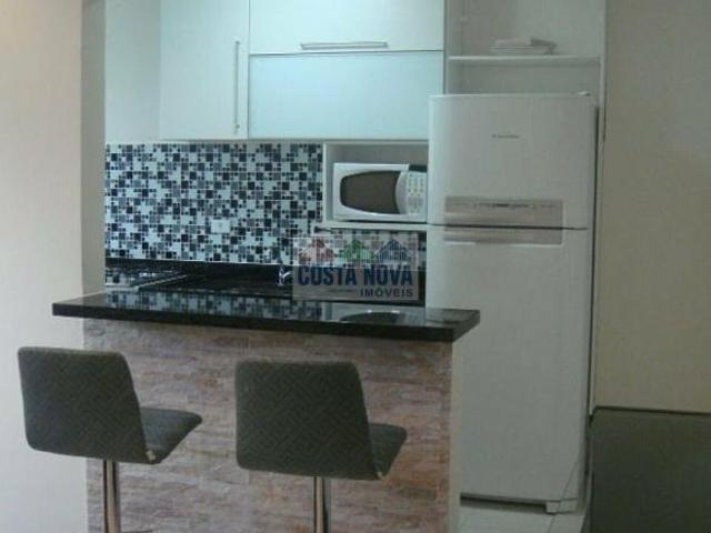 Apartamento com 76 m², sala com varanda, cozinha americana com armários, área de serviço, banheiro