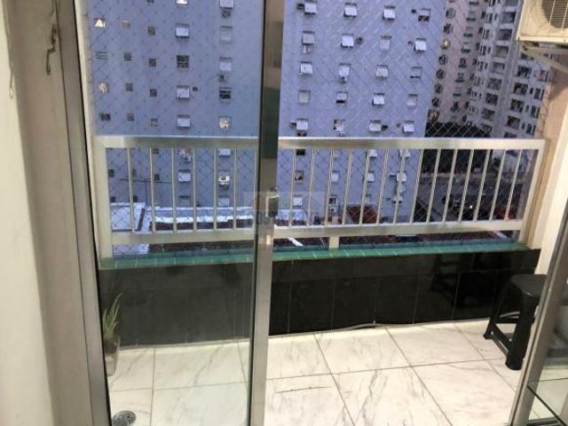 Apartamento com 85m², 2 quartos, 2 banheiros, 1 vaga, sacada e pequena vista Mar
