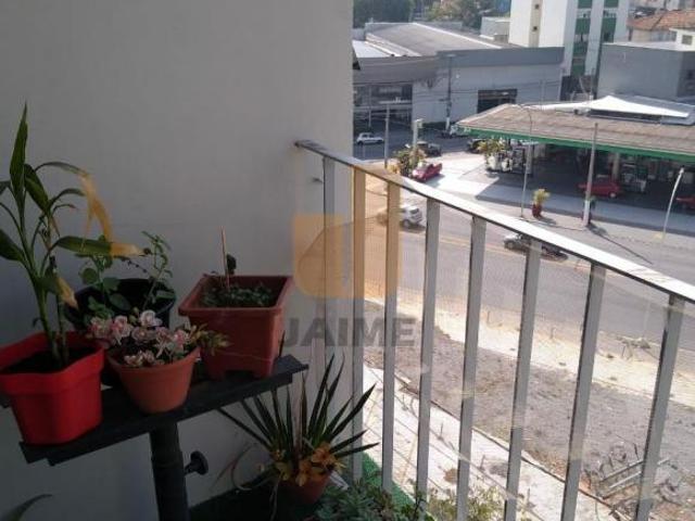 Apartamento com 90 m2 e uma vaga, em rua tranquila, próximo à Avenida Pacaembu
