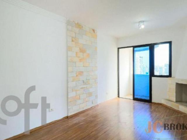 Apartamento com 90m² de área útil, sala com lareira, varanda, 3 dormitórios sendo 2 suítes, 1 vaga