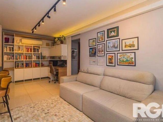 Apartamento com 94m², 3 quartos, 1 suíte, 2 vagas, no bairro Cristo Redentor em Porto Alegre.