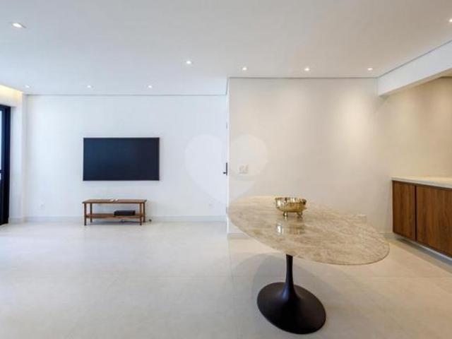 Apartamento com 96 m² reformado à venda em Moema