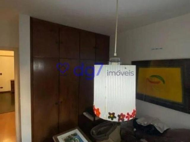 Apartamento com closet, repleto de armários. Conforto e elegância!