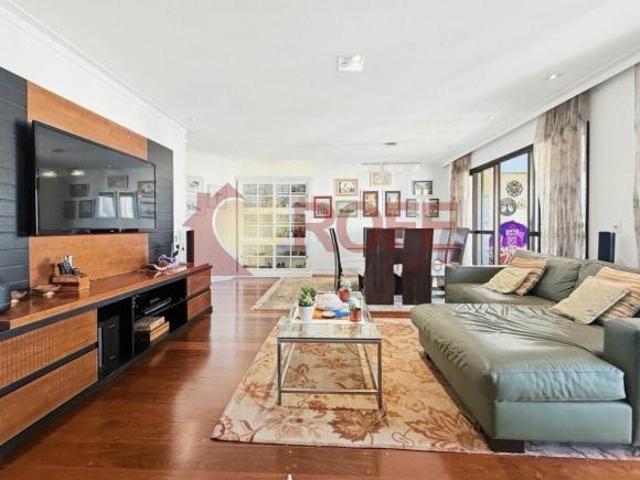 Apartamento com Ambientes Amplos, Terraço e 4 Suítes
