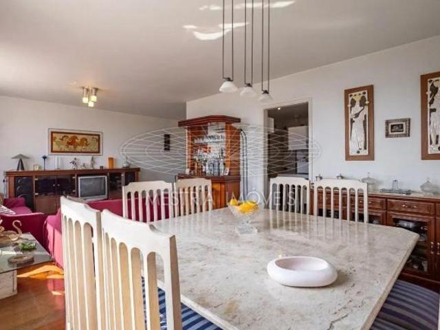 Apartamento com ambientes amplos e iluminados !