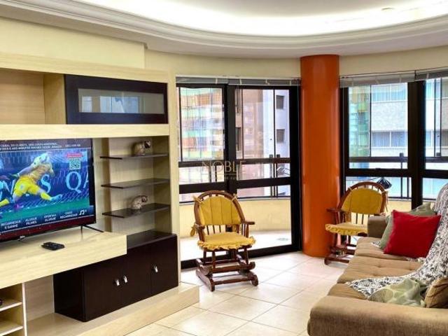 Apartamento com amplo living interior, 3 suítes, 2 vaga de garagem na praia gran