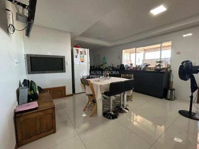 Apartamento com amplo terraço, 2 dormitórios 1 sendo suíte lavado, living, copa/coz banheiro soci