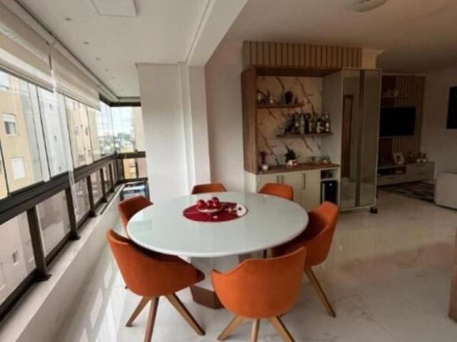 Apartamento com Ampla Sacada, Semi mobiliado, 02 quartos c/suíte em Curitiba PR