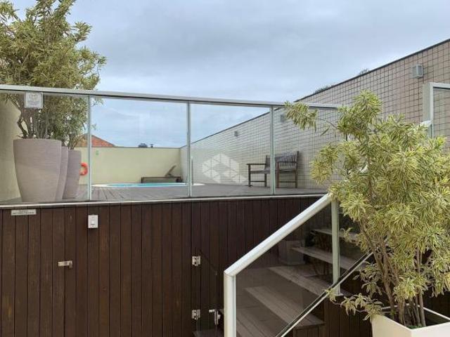 Apartamento com dois dormitórios e vaga de garagem em Porto Alegre