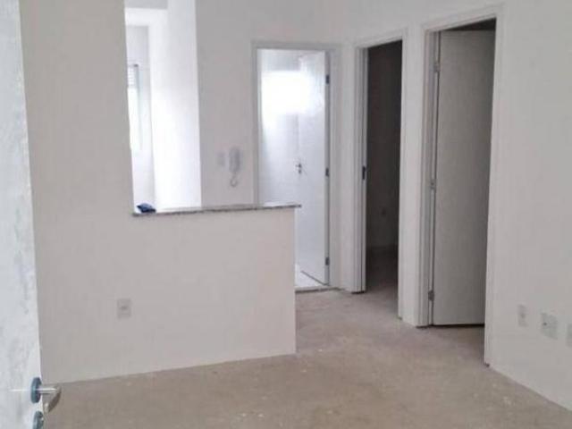 Apartamento com dois dormitórios, sala, cozinha, banheiro e uma vaga na garagem
