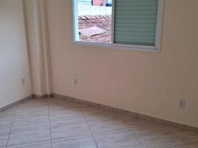Apartamento com dois dormitórios, suíte, vaga demarcada, prédio baixo com elevador