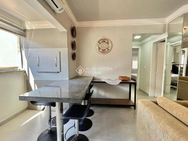 Apartamento com dois quartos a duas quadras do mar