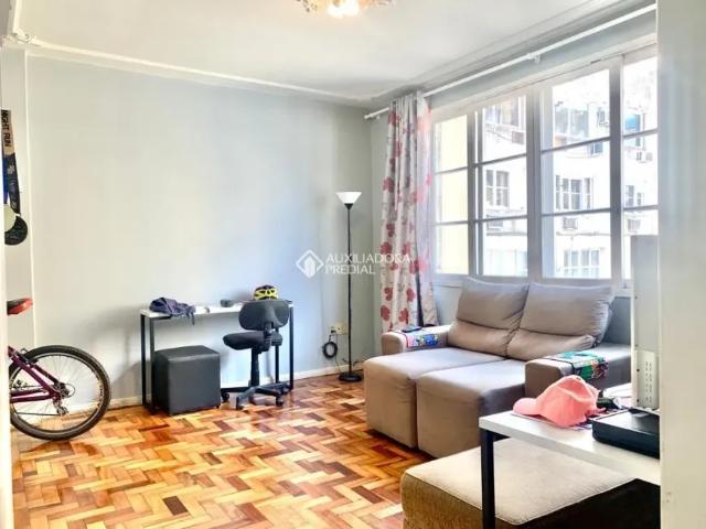 Apartamento com dois quartos, dependencia auxiliar, no Centro Histórico em andar alto