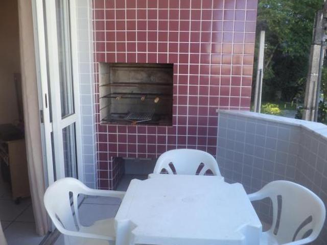 Apartamento com dois quartos e dois banheiros e grande varanda com churrasqueira