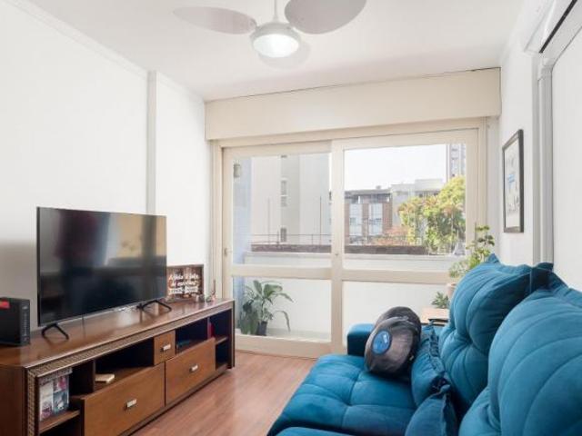Apartamento com dois quartos e vaga no Menino Deus