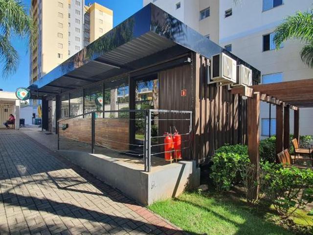 Apartamento com dois quartos, suíte e garagem em condomínio completo e central