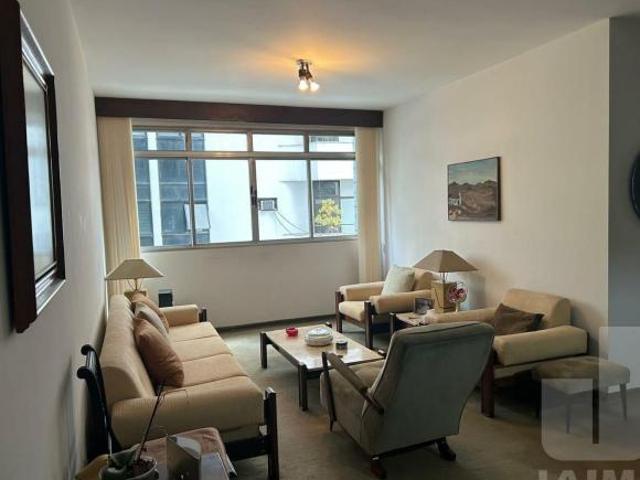 Apartamento com Excelente Planta e Grande Potencial de Modernização