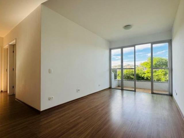 APARTAMENTO COM FINO ACABAMENTO, REPLETO DE ARMÁRIOS