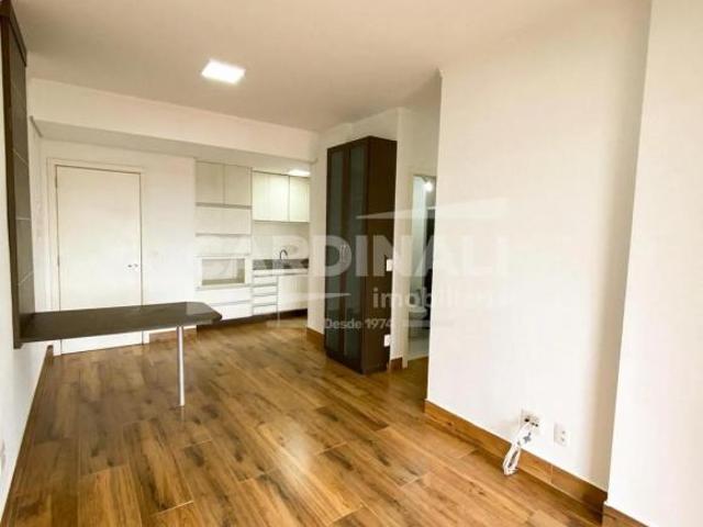 Apartamento com ótima localização, sacada sol da manhã