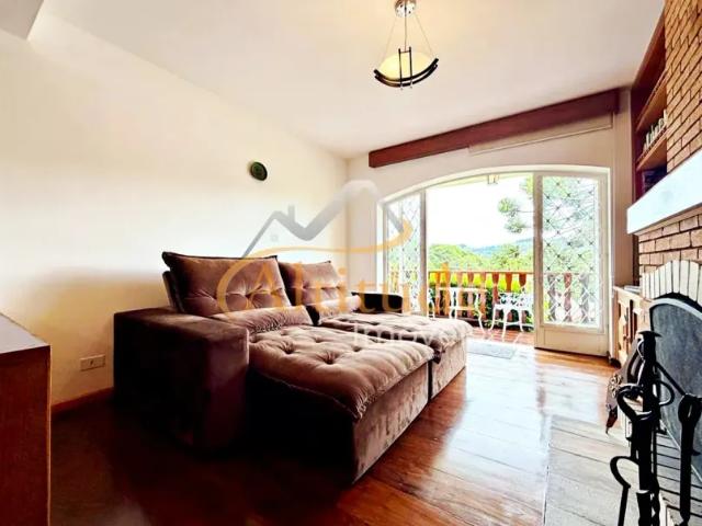 Apartamento com lareira e varanda voltada para o verde no Edifício Montana
