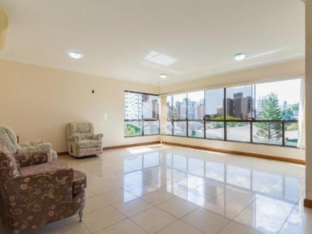 Apartamento com living amplo em frente ao clube União