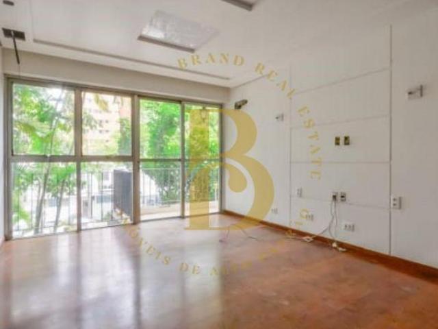 Apartamento com linda vista, localizado em Moema