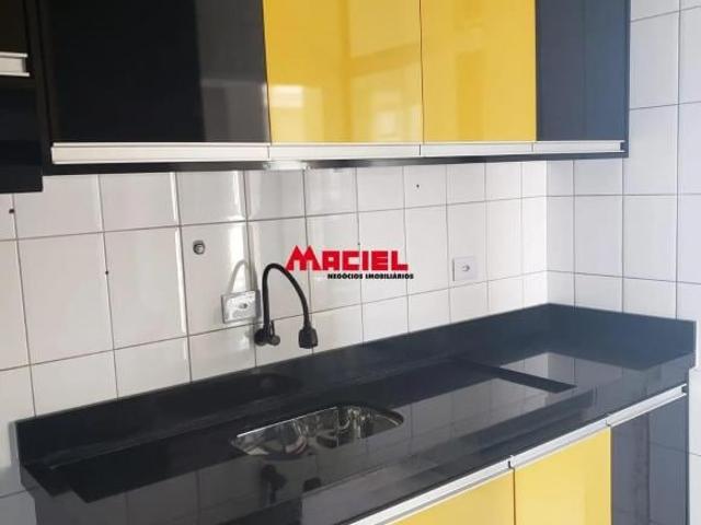 Apartamento com moveis planejados,sala ampla banheiros com box e armários e uma sacada