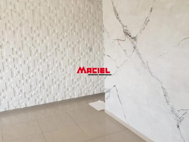 Apartamento com moveis planejados,sala ampla banheiros com box e armários e uma sacada