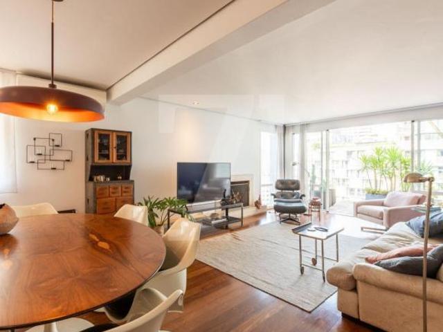 Apartamento com muito astral e luz natural, para viver com conforto no melhor da Vila Madalena