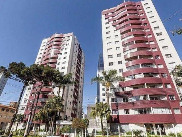 Apartamento com sacada na melhor localização do Agua Verde