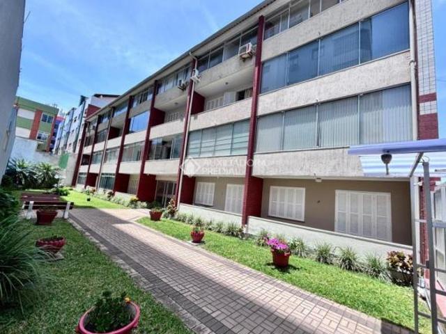 Apartamento com sacada no centro de Capão da Canoa