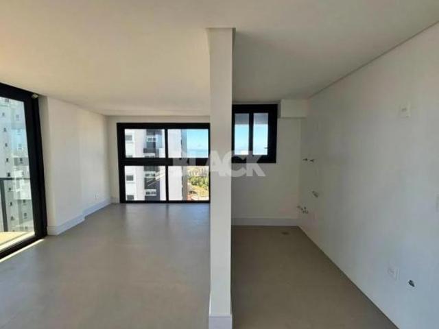 Apartamento com sacada aberta e vista para o mar em Torres RS
