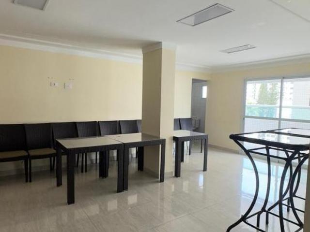 Apartamento com sacada com vista lateral para o mar em Praia Grande SP