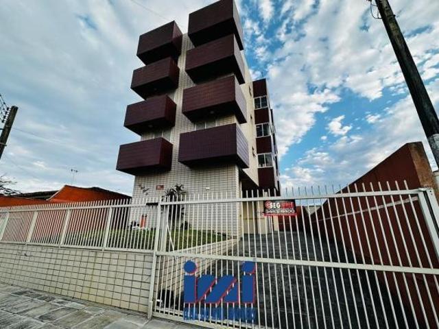 Apartamento com sacada de frente para o mar