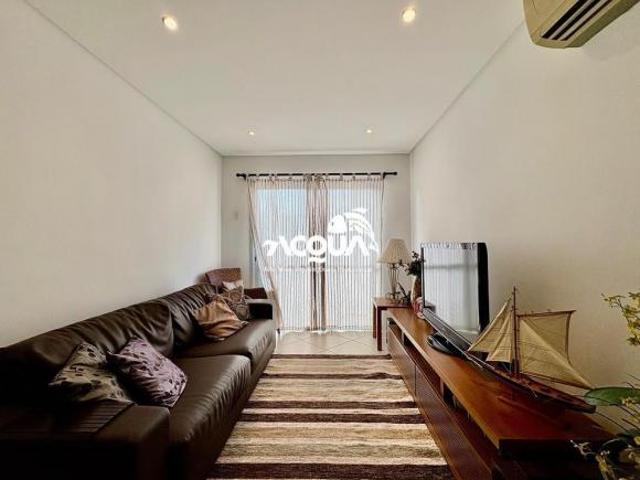 Apartamento com sacada de frente para rua Guarujá