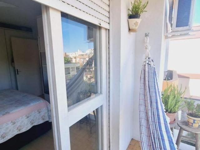 Apartamento com sacada, dois dormitórios e 1 vaga bairro Petrópolis Porto Alegre /RS