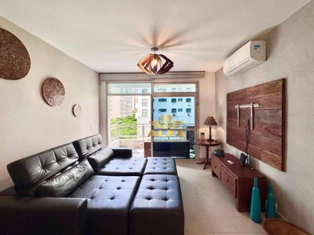 Apartamento com sacada e dependência a 2 quadras da Praia das Pitangueiras – Alfa Imóveis Guarujá