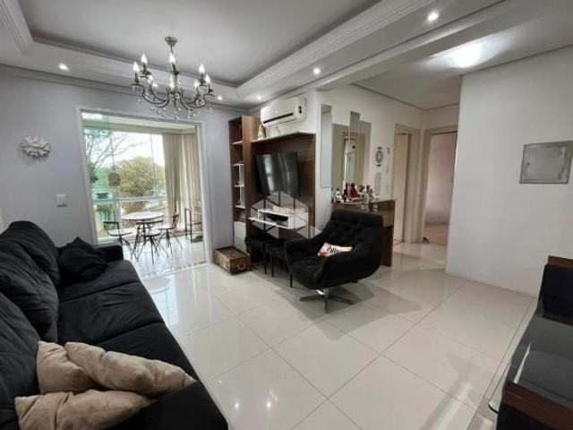Apartamento com sacada e vaga coberta