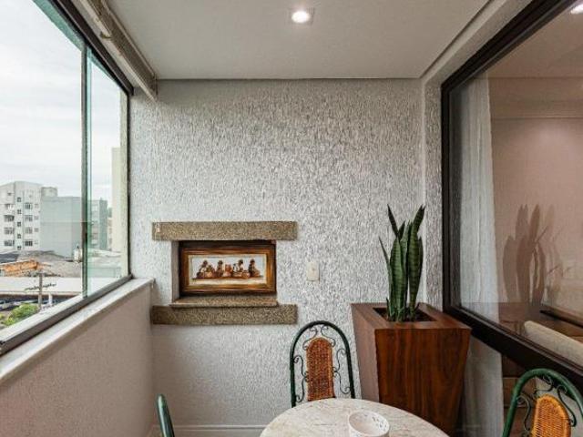 Apartamento com sacada integrada ao living e vista
