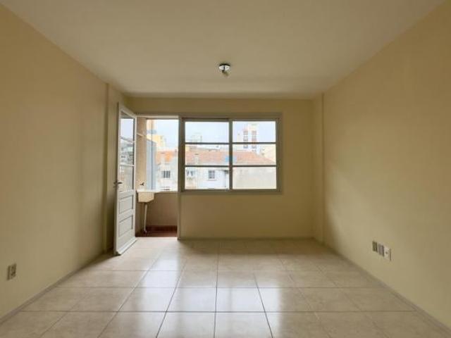 APARTAMENTO COM SACADA JUNTO À ORLA DO GUAÍBA NO CENTRO HISTÓRICO