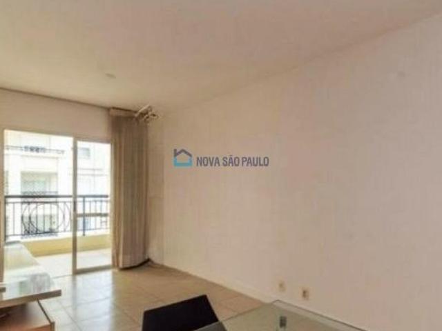 Apartamento com sacada 2 quartos sendo 1 suíte à venda em Moema