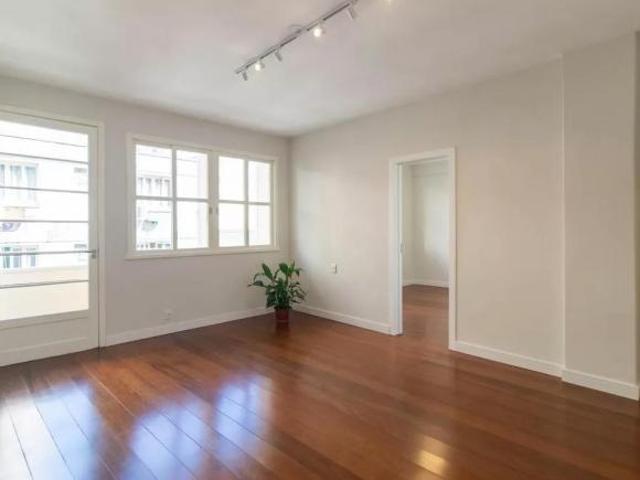 Apartamento com sacada, 3 dormitórios com suíte todo reformado, sacada e elevador