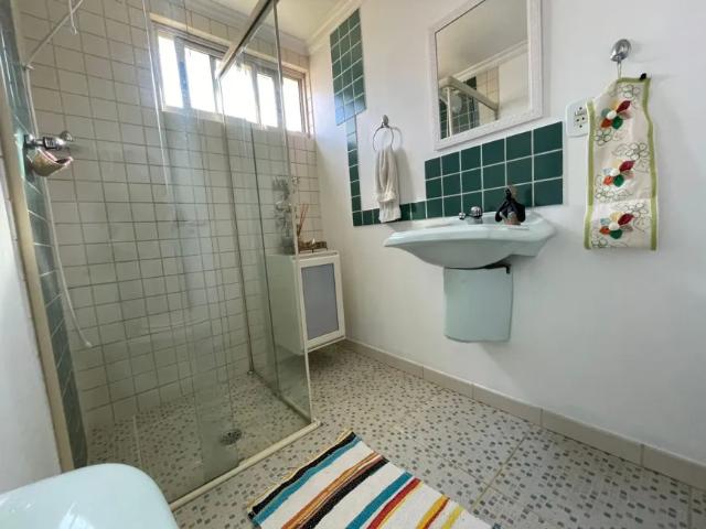 Apartamento com sala de três ambientes, ensolarado em vila mariana