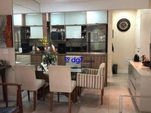 Apartamento com suíte, ar condicionado em todos os cômodos e repleto de armários!