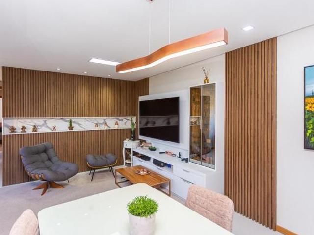 Apartamento com suíte e 2 vagas de garagem individuais