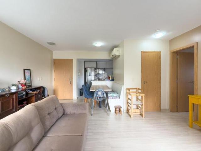 Apartamento com suíte e living ampliado no Rio Branco