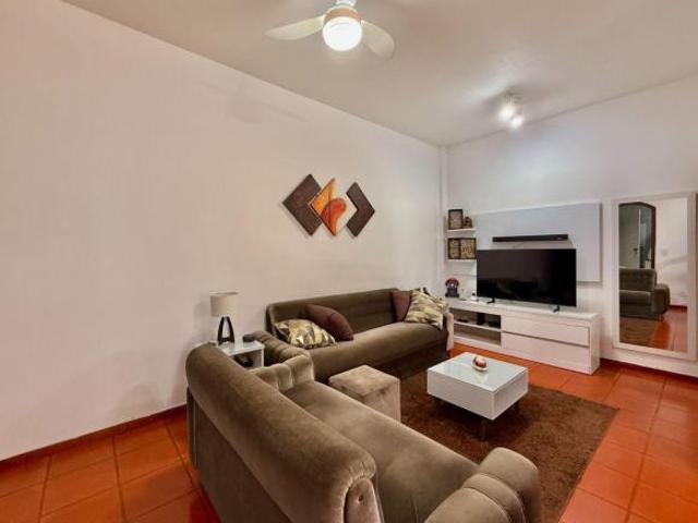 Apartamento com suíte e sacada na Praia da Enseada – Alfa Imóveis Guarujá