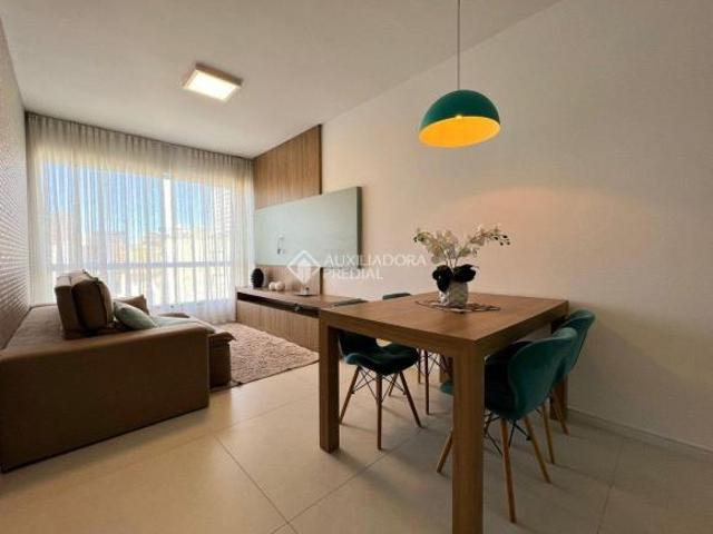 Apartamento com pouco tempo de uso, semimobiliado, 2 dormitórios e vaga de garagem
