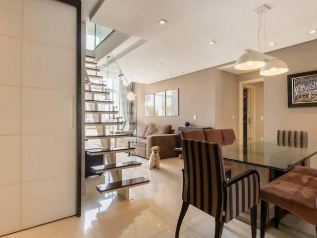 Apartamento com pé direito duplo, 3 quartos | 1 suíte e muita luz natural no Ecoville
