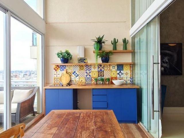 Apartamento com pé direito duplo, 3 suítes e 3 vagas no Campo Belo